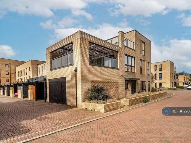 For Rent! 3 BA 4 bedroom end of terrace house for rent in Whit.