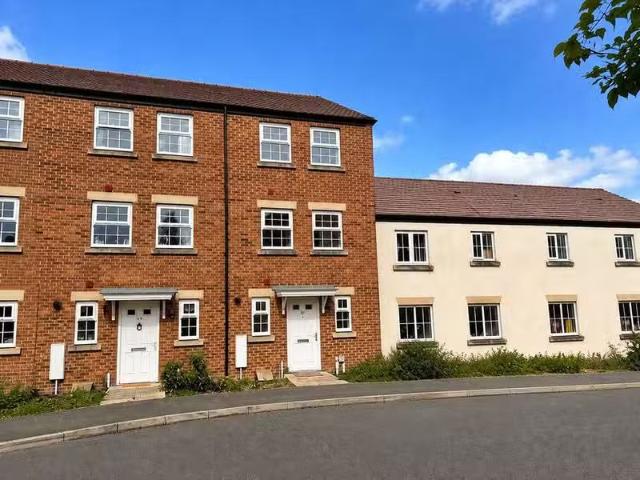 For Rent! 3 BA 4 bedroom House to rent, Horse Fair Lane, Rothw.
