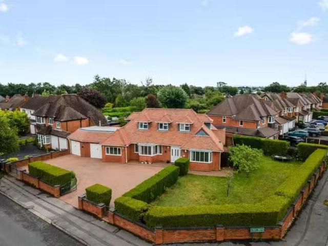Cheap 3 BA 5 bedroom detached bungalow for rent in Links Drive.