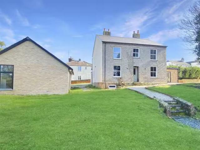 Deal! 3 BA 5 bedroom detached house for rent in Upper Chapel S.
