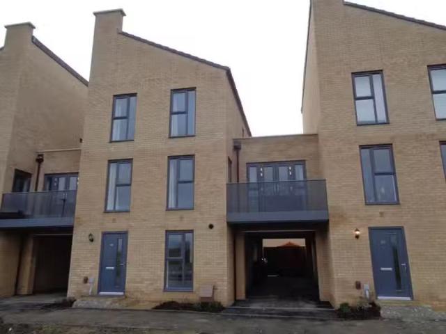 For Rent! 3 BA 5 bedroom house for rent in Heron Road, Northst.