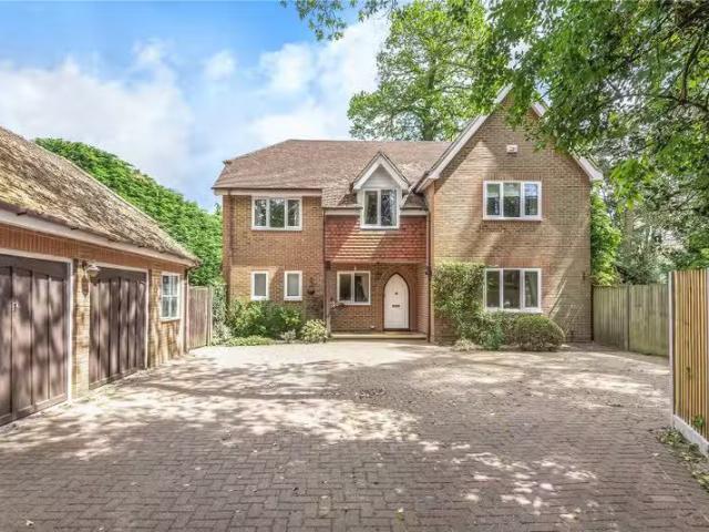 Nice 3 BA 5 bedroom property to let in The Riding, Woking, GU2.