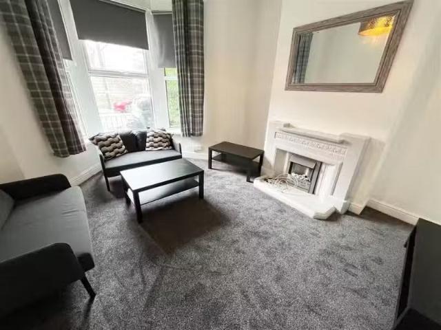 For Rent! 3 BA 6 bedroom terraced house for rent in Claude Roa.