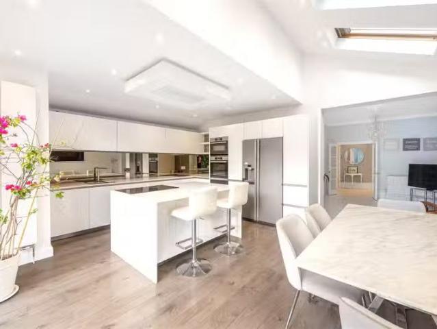 Deal! 3 BA 6 bedroom property to let in Popes Grove, Twickenha.