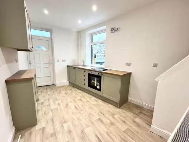 Charming 3 bedroom detached house for rent in Midland Street.