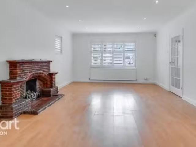 Rental! 3 bedroom detached house for rent in Parchmore Road, T.