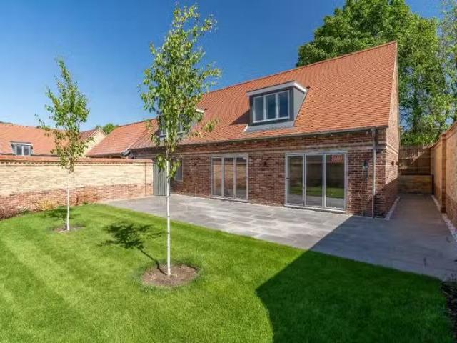 Deal! 3 bedroom detached house for rent in Plot 2, Lower Road.