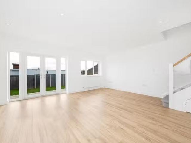 Cheap 3 bedroom detached house for rent in Whippendell Way, Or.