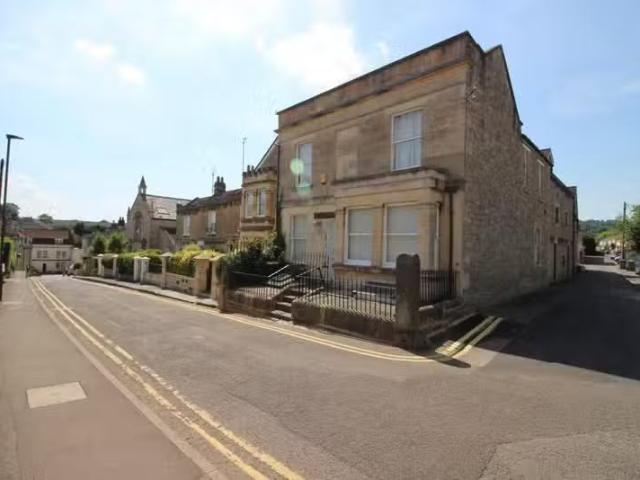 Unique 3 bedroom detached house for rent in Trafalgar Road, We.