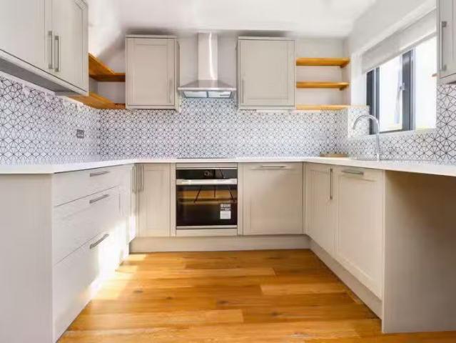 Cheap 3 bedroom end of terrace house for rent in Chescombe Roa.