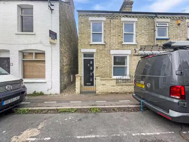 Deal! 3 bedroom end of terrace house for rent in Belgrave Road.