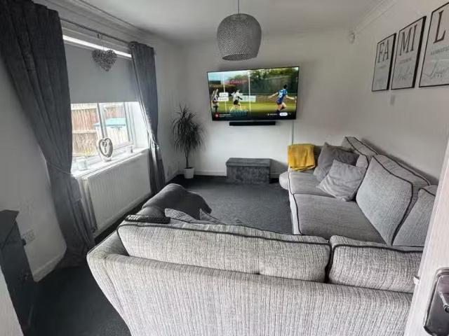 Deal! 3 bedroom end of terrace house for rent in Delamere Clos.