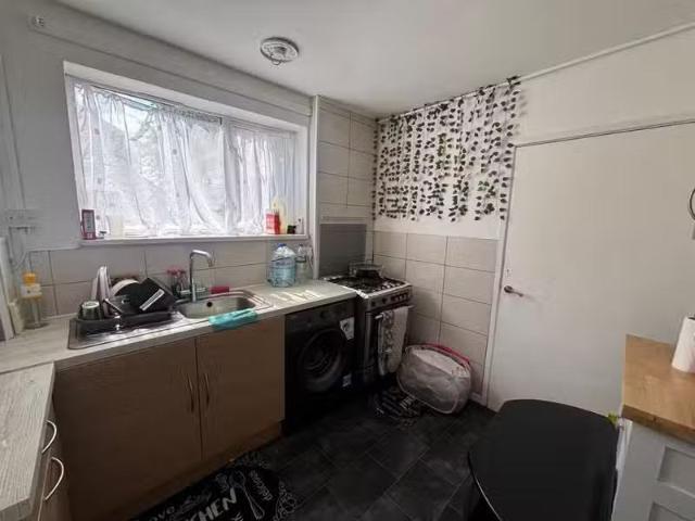 Just in! 3 bedroom end of terrace house for rent in Knowle Roa.