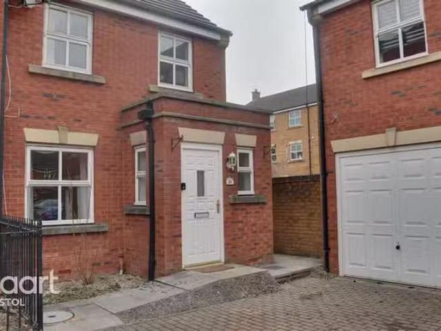 Cheap 3 bedroom end of terrace house for rent in Paxton, Brist.
