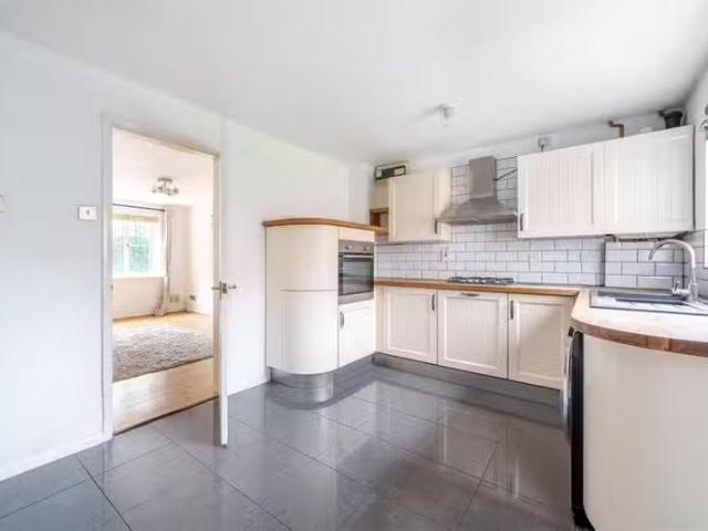 Unique 3 bedroom house for rent in Kingfisher Road, Mountsorre.
