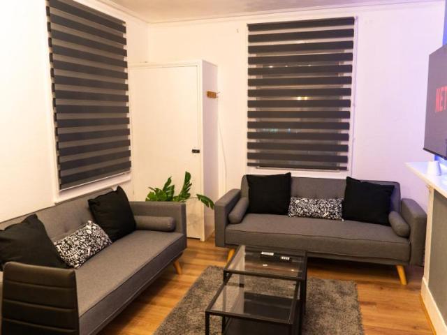 For Rent 3 Bedroom House Reading Reading DS99386720
