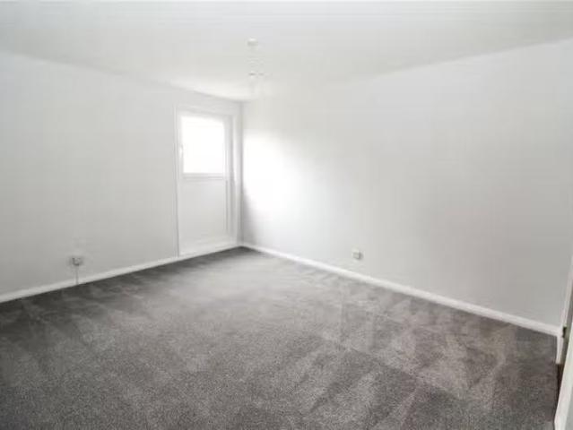 Deal! 3 bedroom Mid Terrace House to rent, Curlew Gardens, Wat.