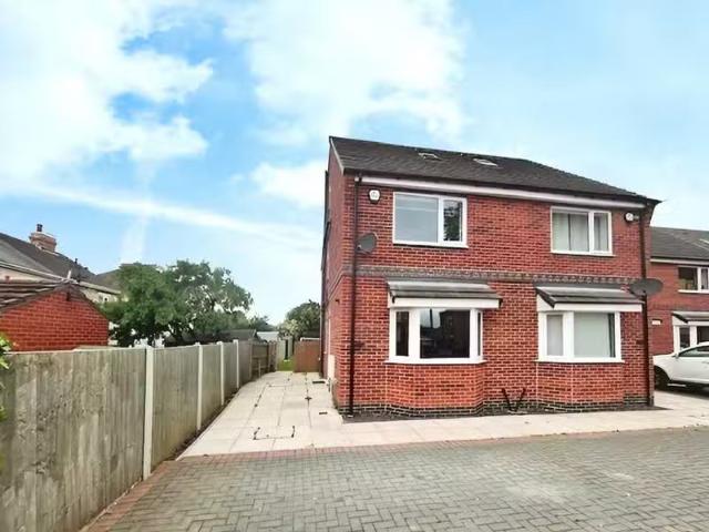Cheap 3 bedroom Semi Detached House to rent, Marlborough Road.