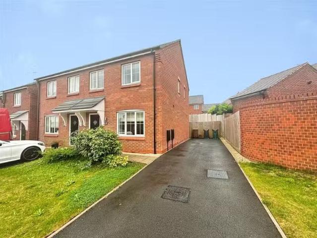 Unique 3 bedroom Semi Detached House to rent, Holden Drive, Mi.