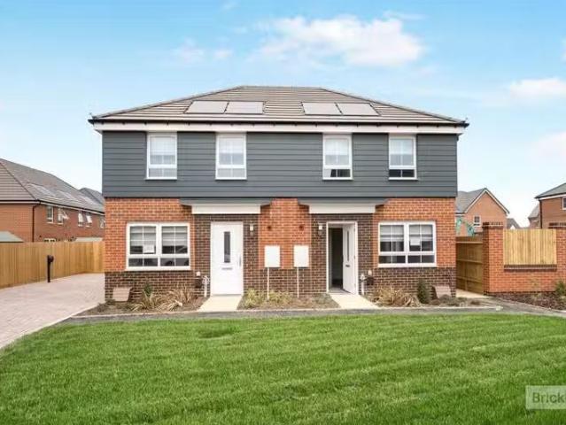 For Rent! 3 bedroom semi detached house for rent in Blackbird.