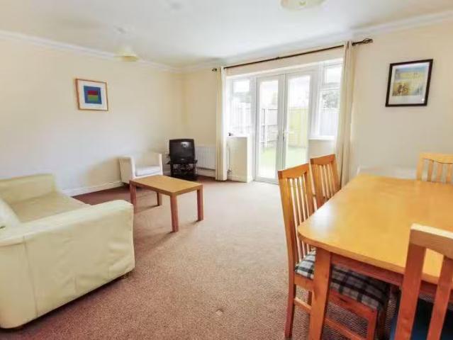 Rental! 3 bedroom semi detached house for rent in Charminster.
