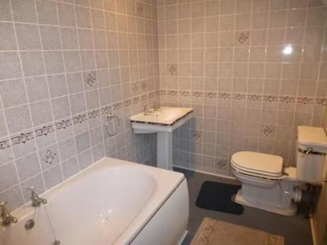 Charming 3 bedroom semi detached house for rent in Clapgate La.