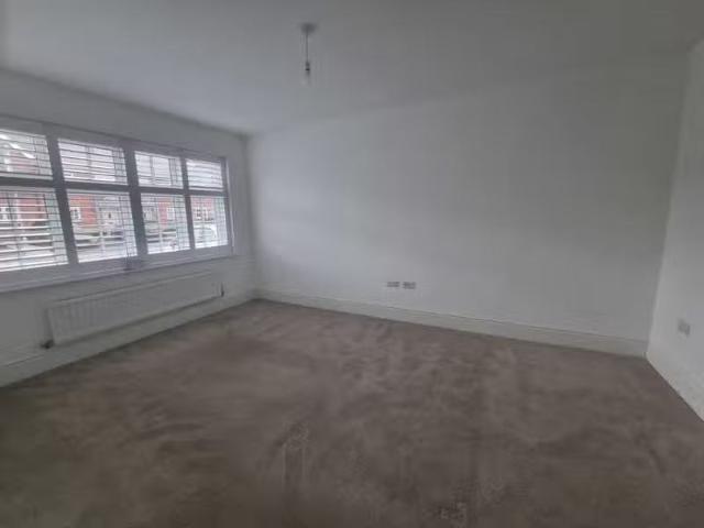 Rental! 3 bedroom semi detached house for rent in Falcon Road.