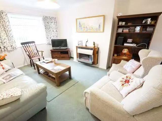 Nice 3 bedroom semi detached house for rent in Fosse Close, a.