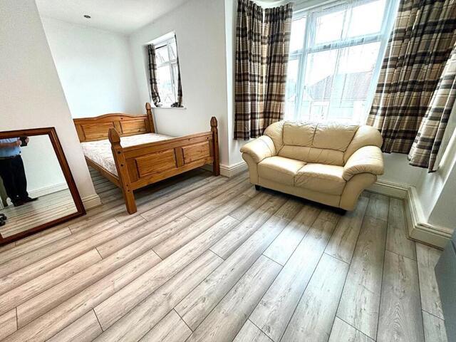 For Rent 3 Bedroom Shared Living/roommate Bristol Bristol DS101925836