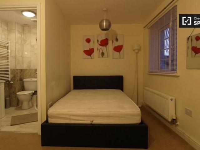 For Rent 3 Bedroom Shared Living/roommate London London DLS101953445