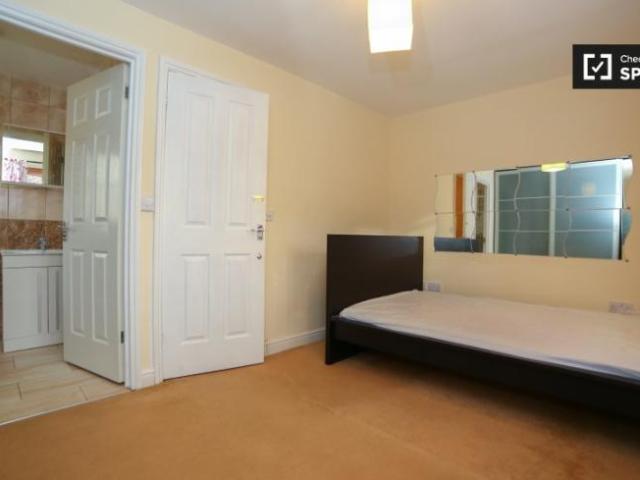 For Rent 3 Bedroom Shared Living/roommate London London DLS101953441