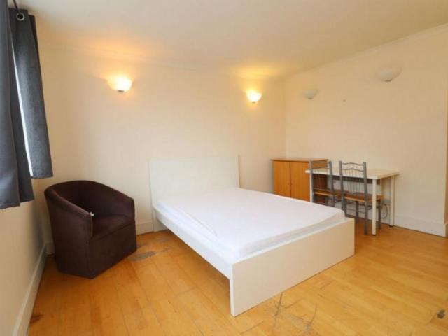For Rent 3 Bedroom Shared Living/roommate London London DLS90559480
