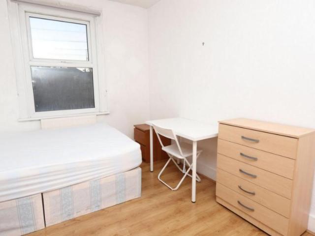 For Rent 3 Bedroom Shared Living/roommate London London DLS90559716