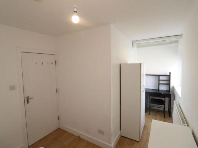 For Rent 3 Bedroom Shared Living/roommate London London DLS90559761