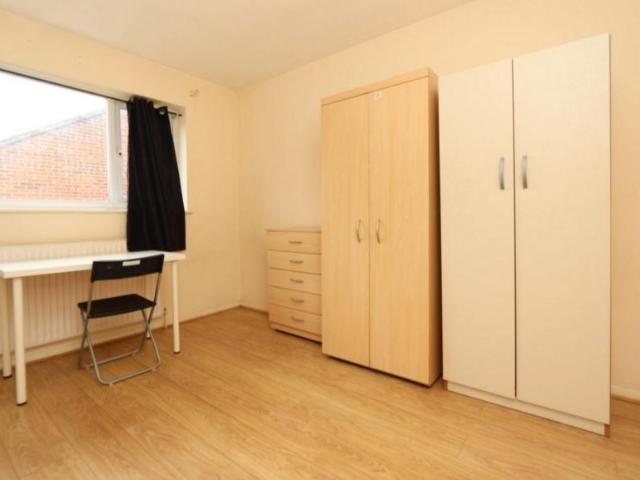 For Rent 3 Bedroom Shared Living/roommate London London DLS90559826