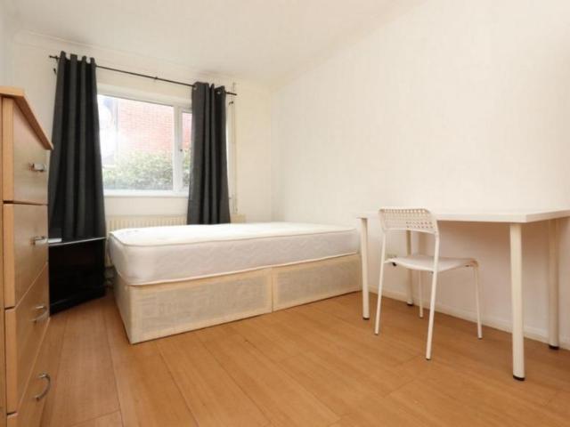 For Rent 3 Bedroom Shared Living/roommate London London DLS90559828