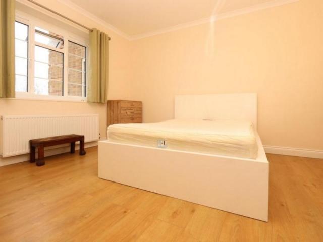 For Rent 3 Bedroom Shared Living/roommate London London DLS90559964