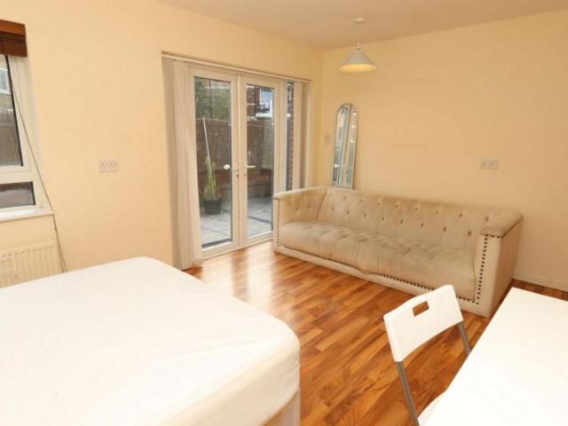 For Rent 3 Bedroom Shared Living/roommate London London DLS90560038