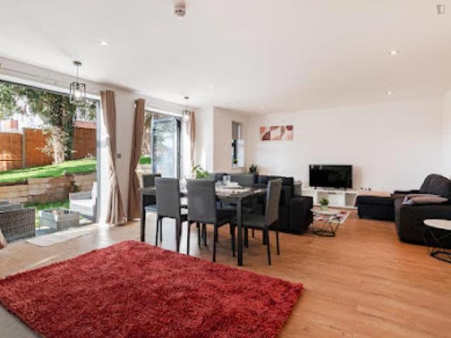 For Rent 3 Bedroom Shared Living/roommate London London DLS90561217