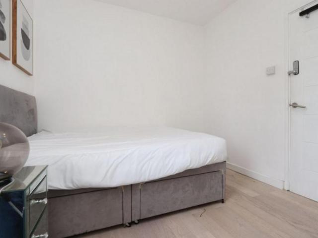 For Rent 3 Bedroom Shared Living/roommate London London DS90559578