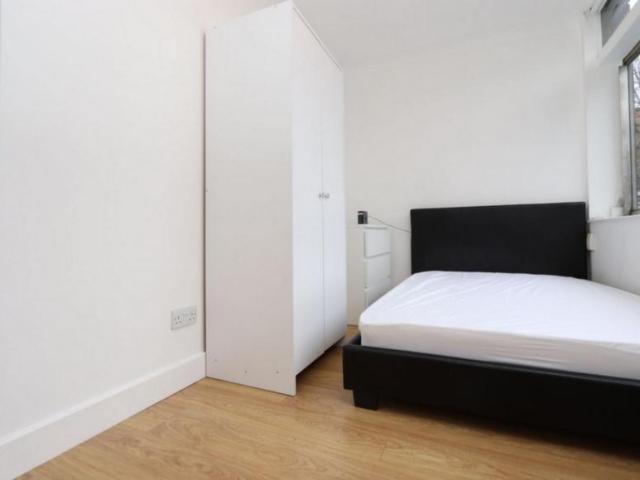 For Rent 3 Bedroom Shared Living/roommate London London DS90559504