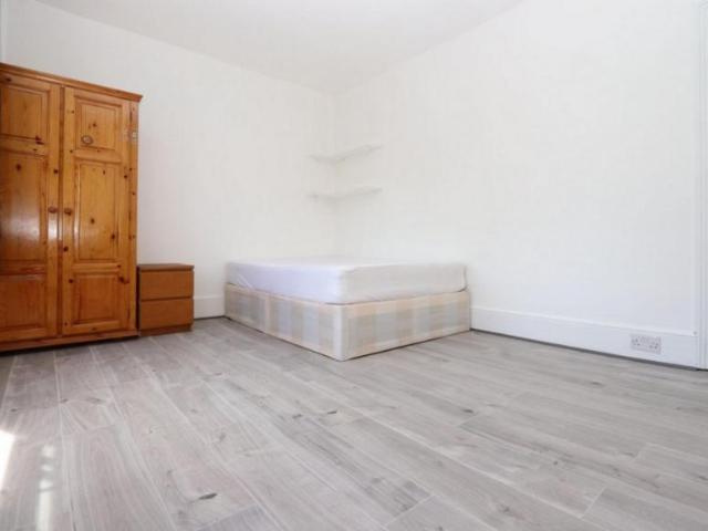 For Rent 3 Bedroom Shared Living/roommate London London DS90559698