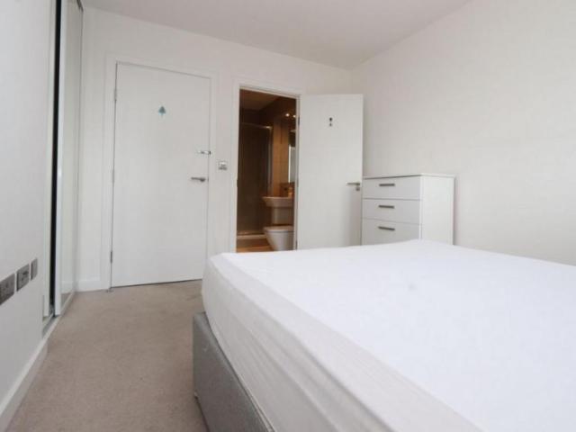 For Rent 3 Bedroom Shared Living/roommate London London DS90560251