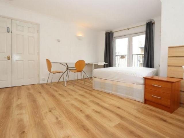 For Rent 3 Bedroom Shared Living/roommate London London DS90560345