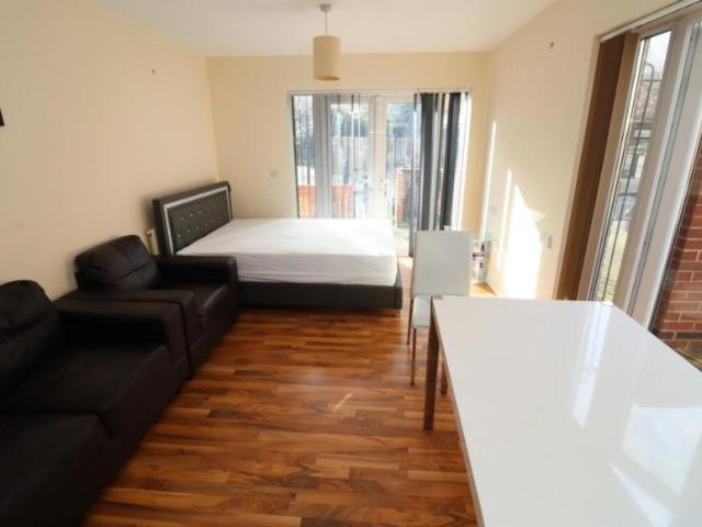 For Rent 3 Bedroom Shared Living/roommate London London DS90560570