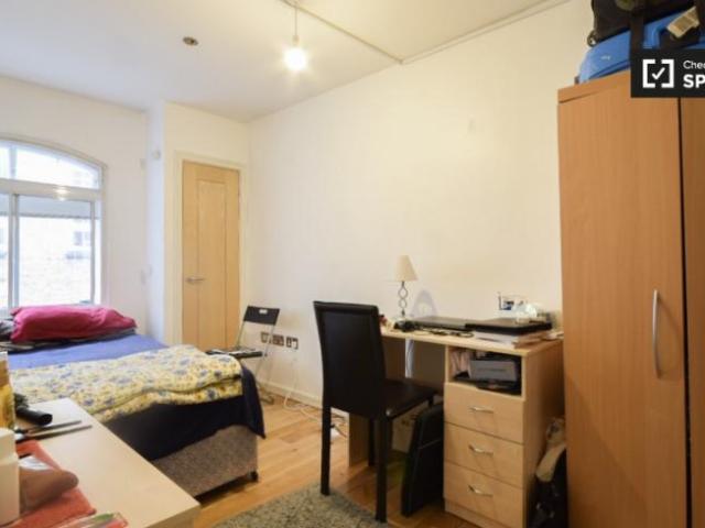 For Rent 3 Bedroom Shared Living/roommate London London DS93943715