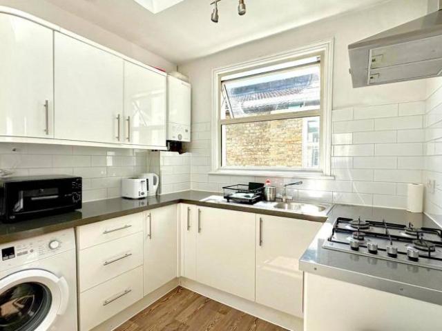 For Rent 3 Bedroom Shared Living/roommate London London DS100946107