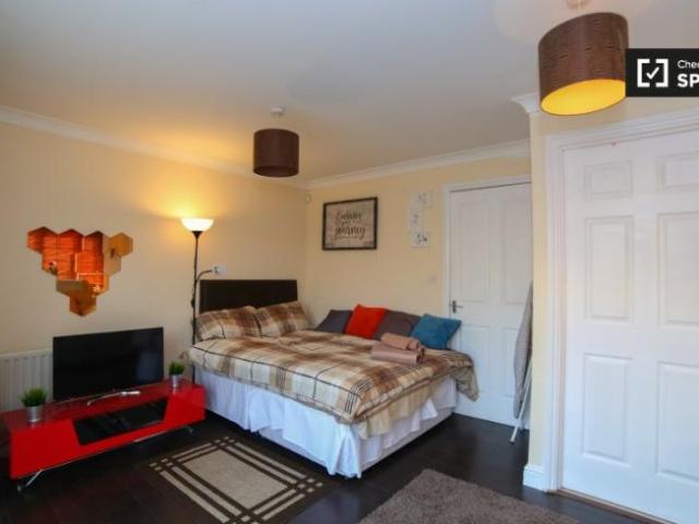 For Rent 3 Bedroom Shared Living/roommate London London DS100982103