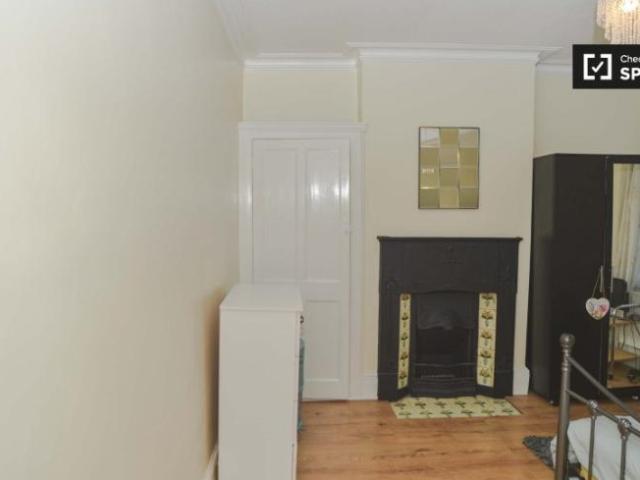 For Rent 3 Bedroom Shared Living/roommate London London DS101772538