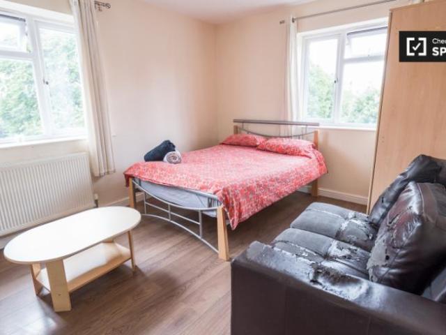 For Rent 3 Bedroom Shared Living/roommate London London DS101824399